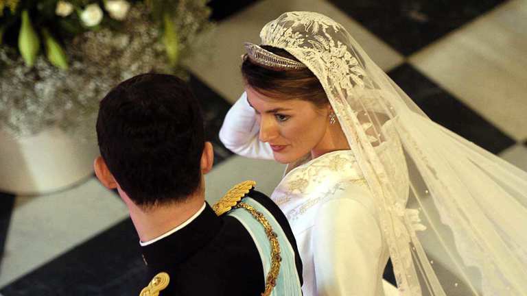 La insólita comparación entre la Reina Letizia y Meghan Markle en la prensa alemana en su 20 ...