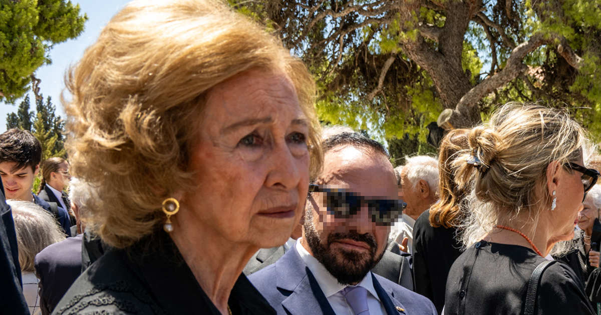 Así ha sido la llegada de la Reina Sofía al funeral de su tío: junto a su frágil hermana y con ...