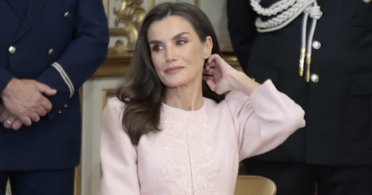 La prensa alemana dicta sentencia sobre el look más 'lady' de la Reina ...