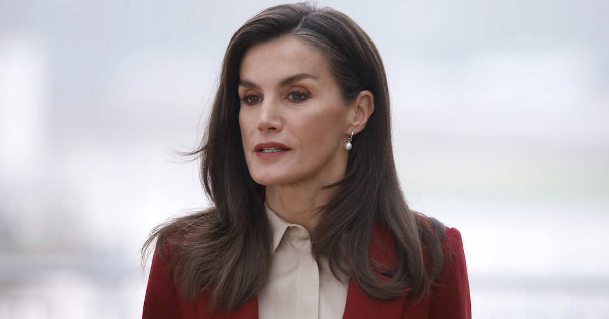 La Reina Letizia se adelanta al color Pantone 2025: el bolso 'mocha ...