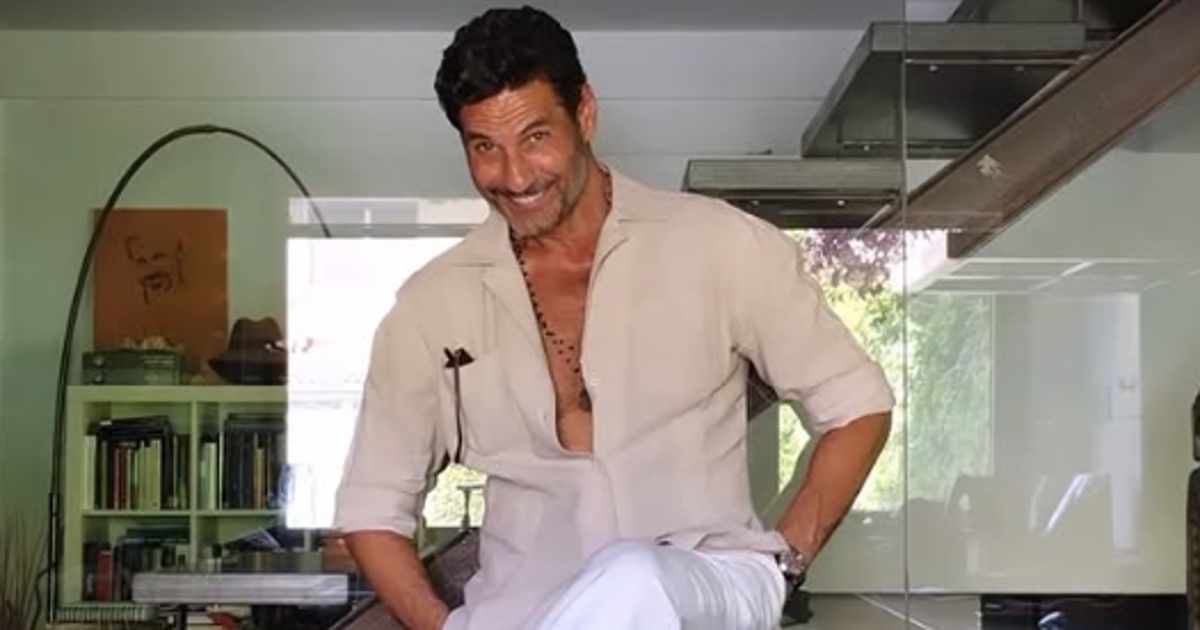 Entramos en casa de Óscar Higares, su refugio de estilo industrial: un salón a doble altura, un ...