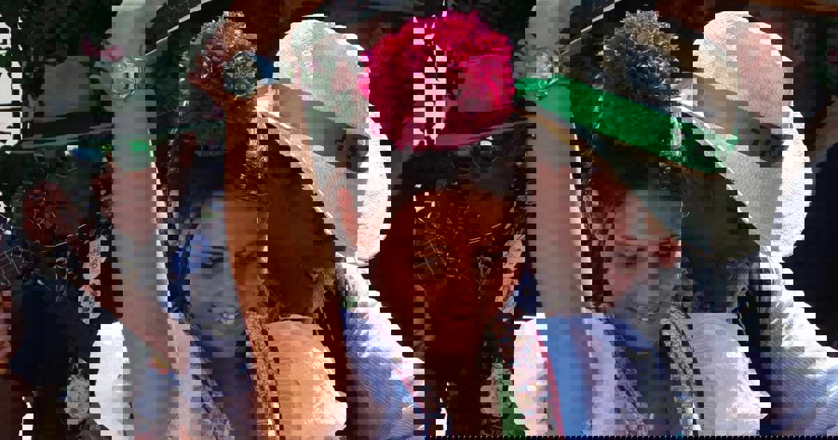 Tana Rivera arrasa en el Rocío bailando junto a su padre con el ...