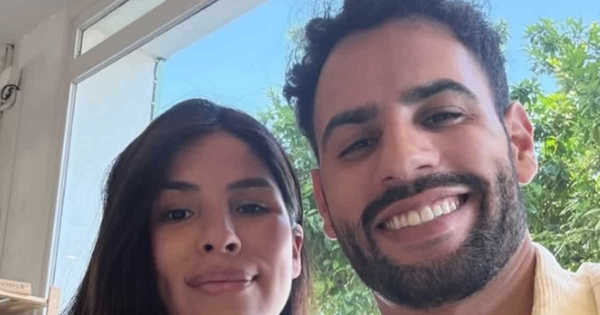 Asraf Beno cuenta cómo se encuentra tras el nacimiento de su hijo: “Muy cansados, pero tan felices”