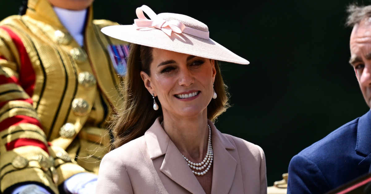 Kate Middleton, elegantísima, sorprende con un increíble dos piezas de ...