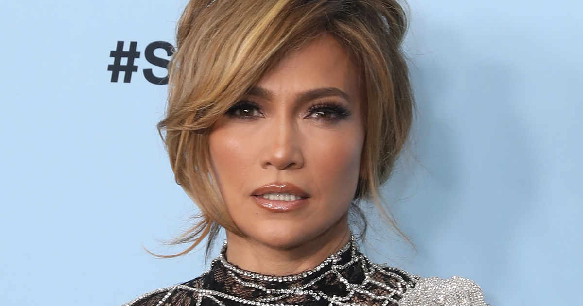 Jennifer Lopez (50 años), sobre el secreto de su piel: “Mi madre solía ...