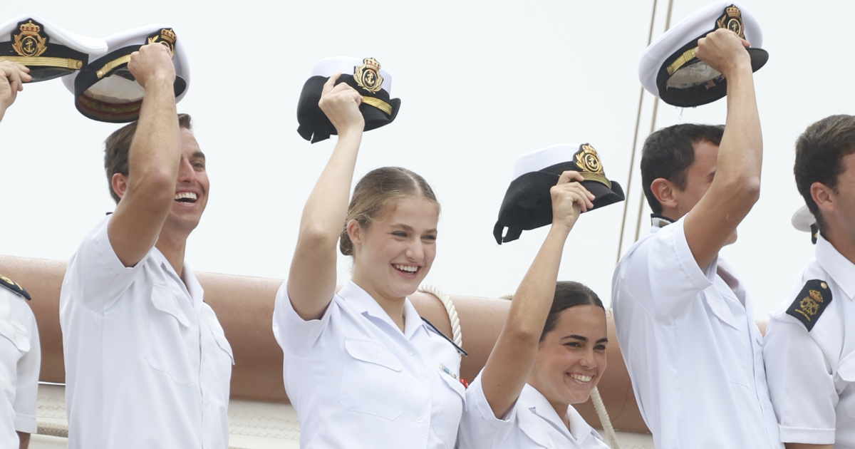La Princesa Leonor, muy sonriente, llega al puerto de Marín y termina su travesía en el buque ...