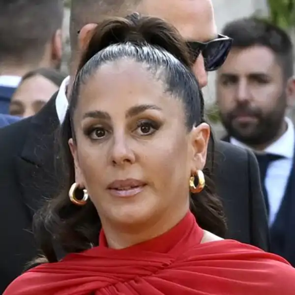 Anabel Pantoja, incómoda y con el brazo escayolado, da la última hora sobre su lesión: "El dolor ...