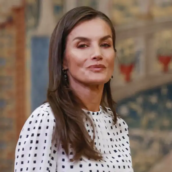 Del vestido ibicenco al cuero más arriesgado: los mejores y peores looks del verano de la Reina ...