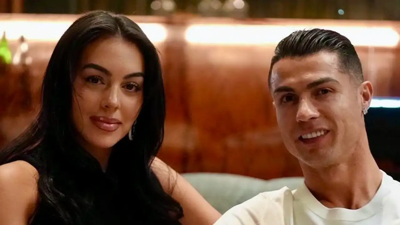 Georgina Rodríguez y Cristiano Ronaldo anuncian que se casan con una llamativa foto: "Sí, quiero ...