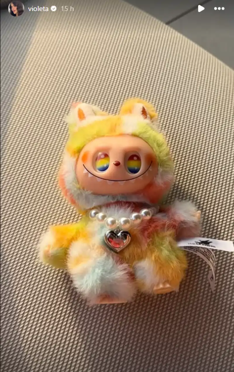 El accesorio viral de Violeta Mangriñán es un ‘lafufu’: el peluche ...