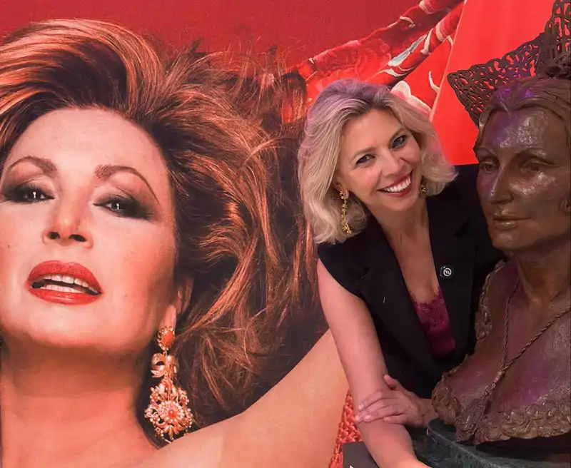 Marina Bernal presenta en Chipiona su libro 'Rocío, 20 años contigo': un homenaje a Rocío ...