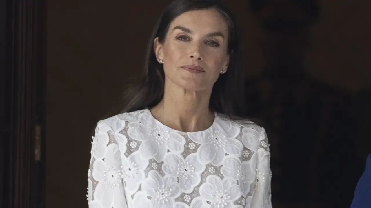 La Reina Letizia, impactante, estrena vestido romántico en El Cairo: de firma española y con ...