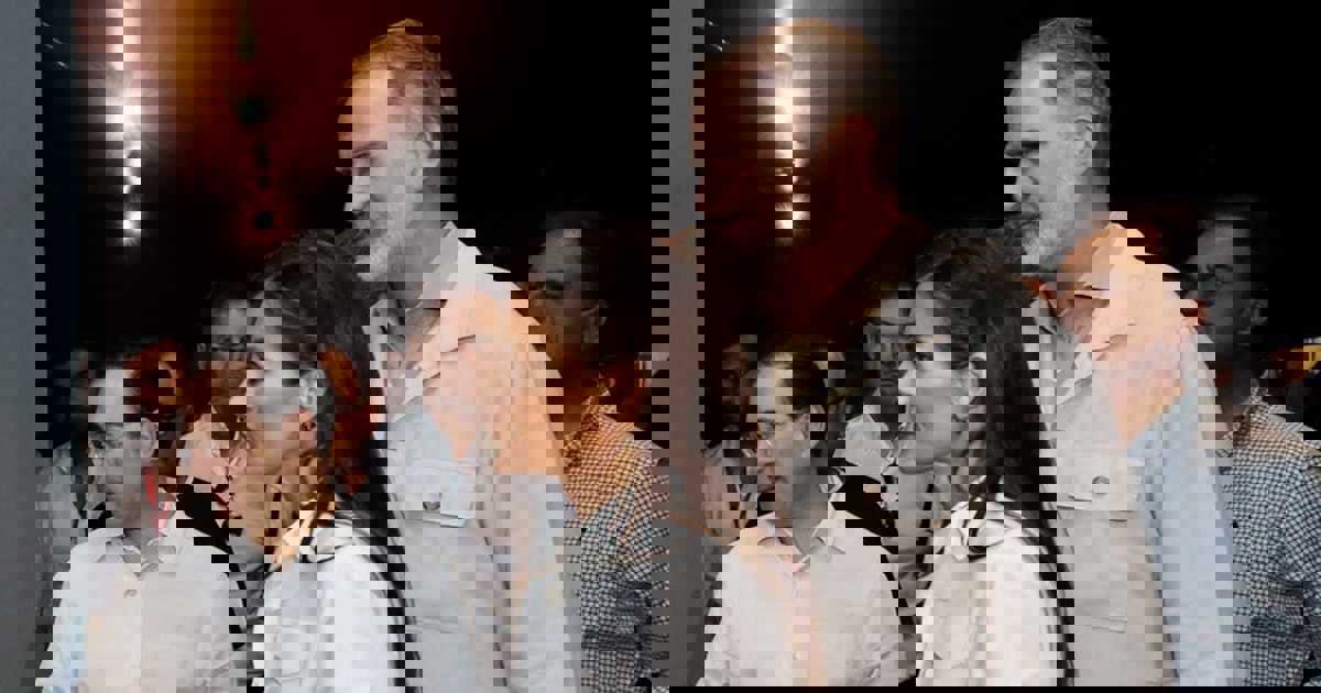 La Reina Letizia coordina su look con el Rey Felipe VI en Lúxor ...