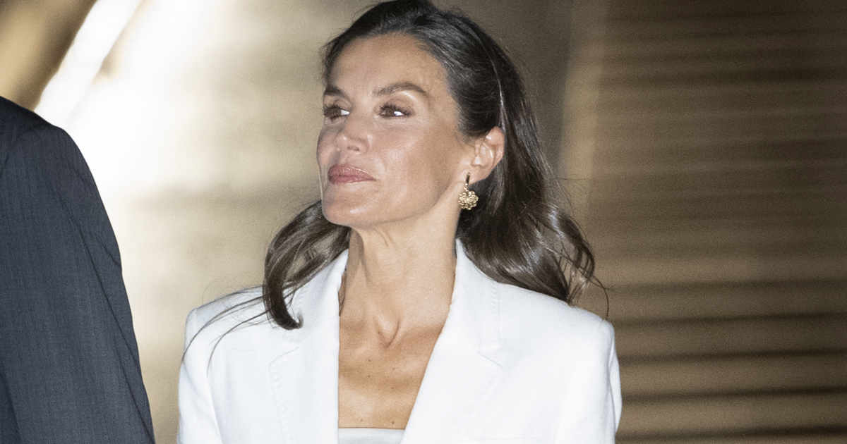 La Reina Letizia da una lección de estilo con su icónico traje blanco en su importante visita al ...
