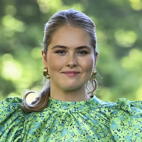 Amalia de Holanda, cada vez más 'Reina': con un significativo vestido ...