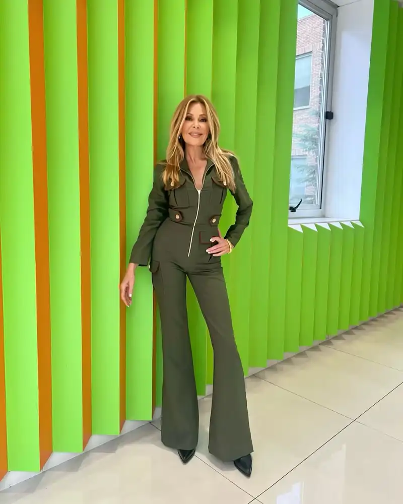 Ana Obregón, arrebatadora, sorprende con un mono con cremallera efecto ...