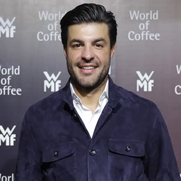 Así es la casa modular de Miguel Torres: cocina con isla, cuadros 'pop art' y cama balinesa en ...