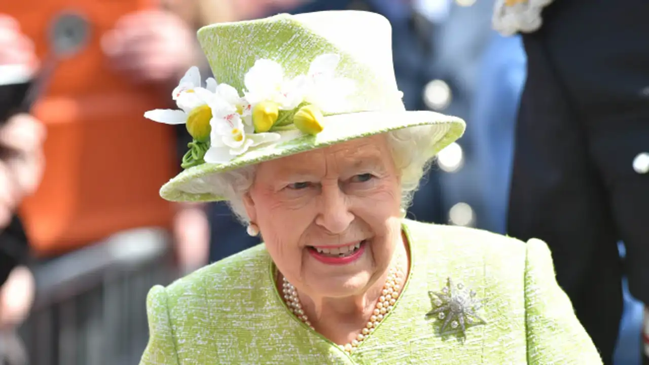 El armario real de la Reina Isabel II se expondrá en el Palacio de ...