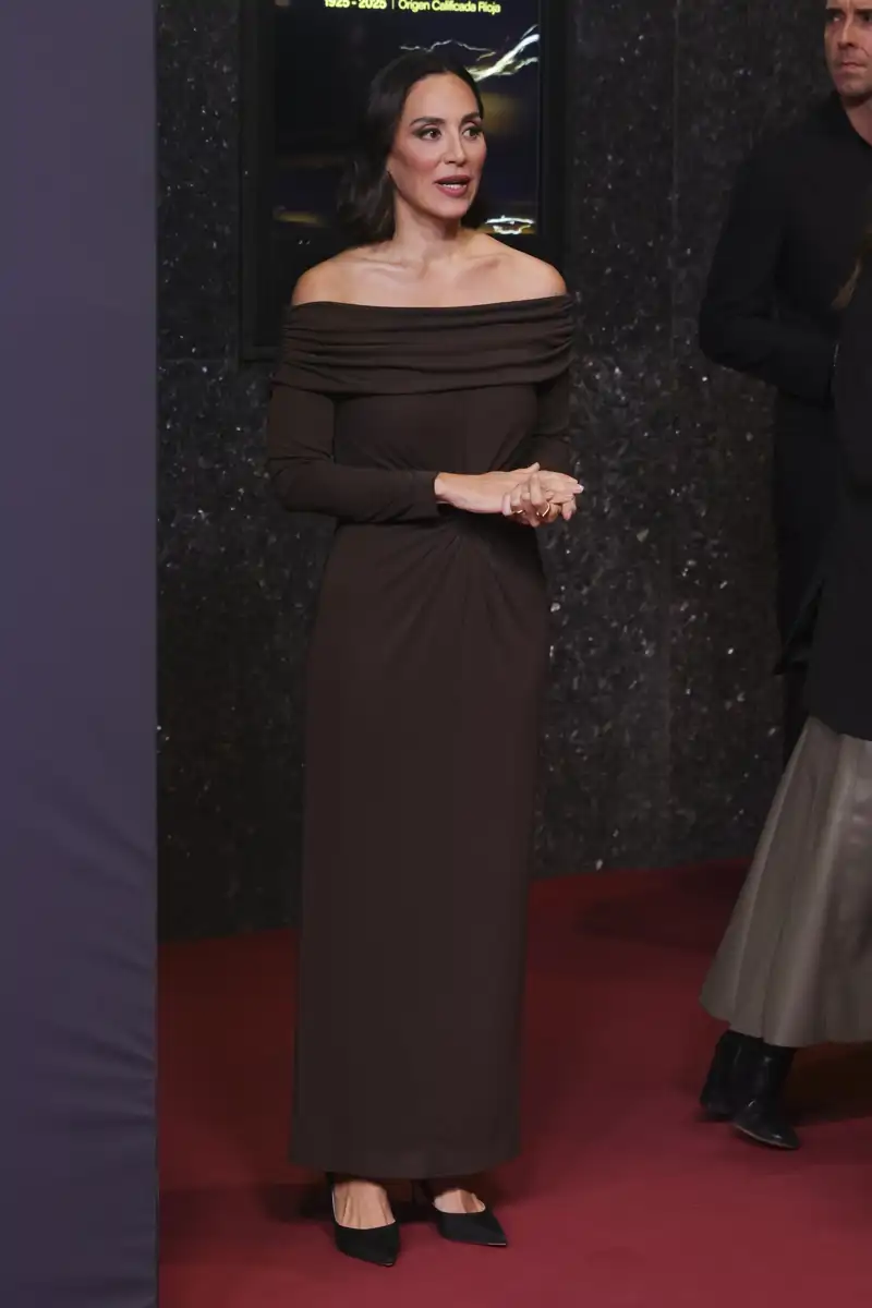 Tamara Falcó arrasa con su vestido marrón chocolate 'off shoulder ...
