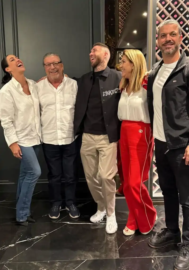 Sergio Ramos (39 años) abre su álbum más íntimo con sus padres y hermanos: "Después de muchos ...