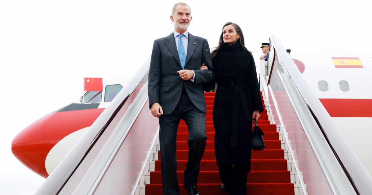 Los Reyes Felipe y Letizia aterrizan en Chengdú, su primera parada en China: sin signos de jet ...