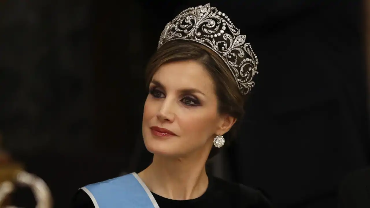 La historia tras la tiara que la Reina Letizia ha cedido temporalmente ...