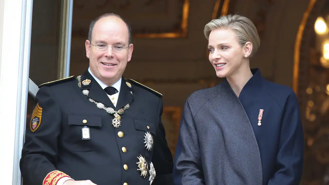 De la elegancia clásica de Grace Kelly al minimalismo de Charlène: así ...