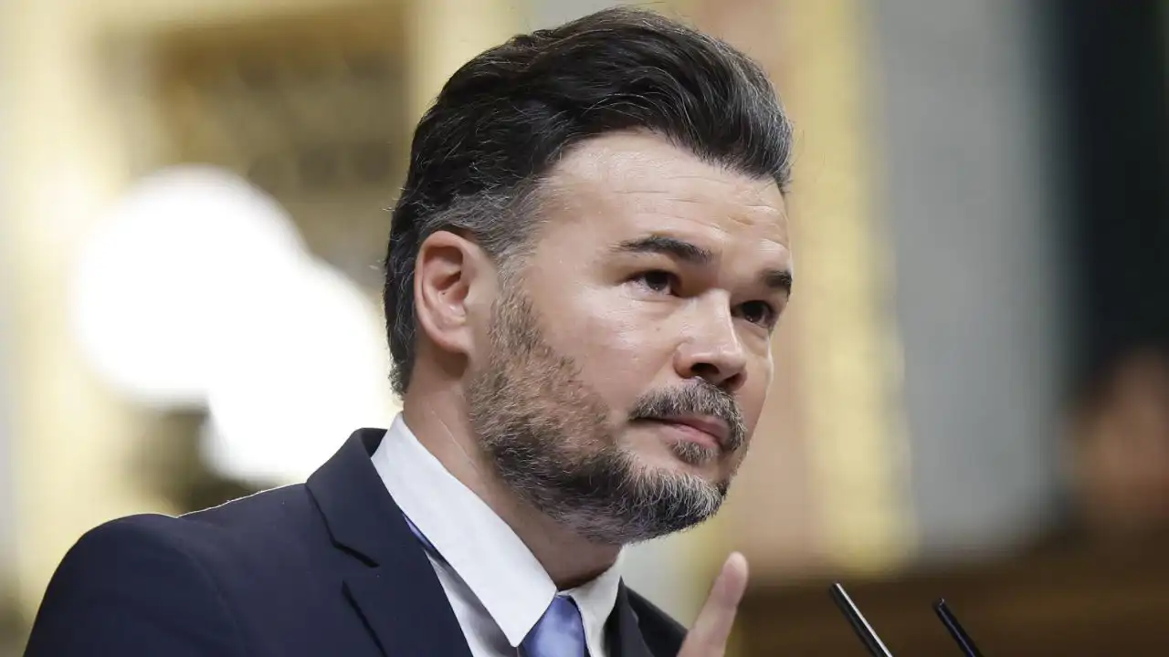 Gabriel Rufián (43 años), rotundo, dicta sentencia sobre 'LUX', el ...