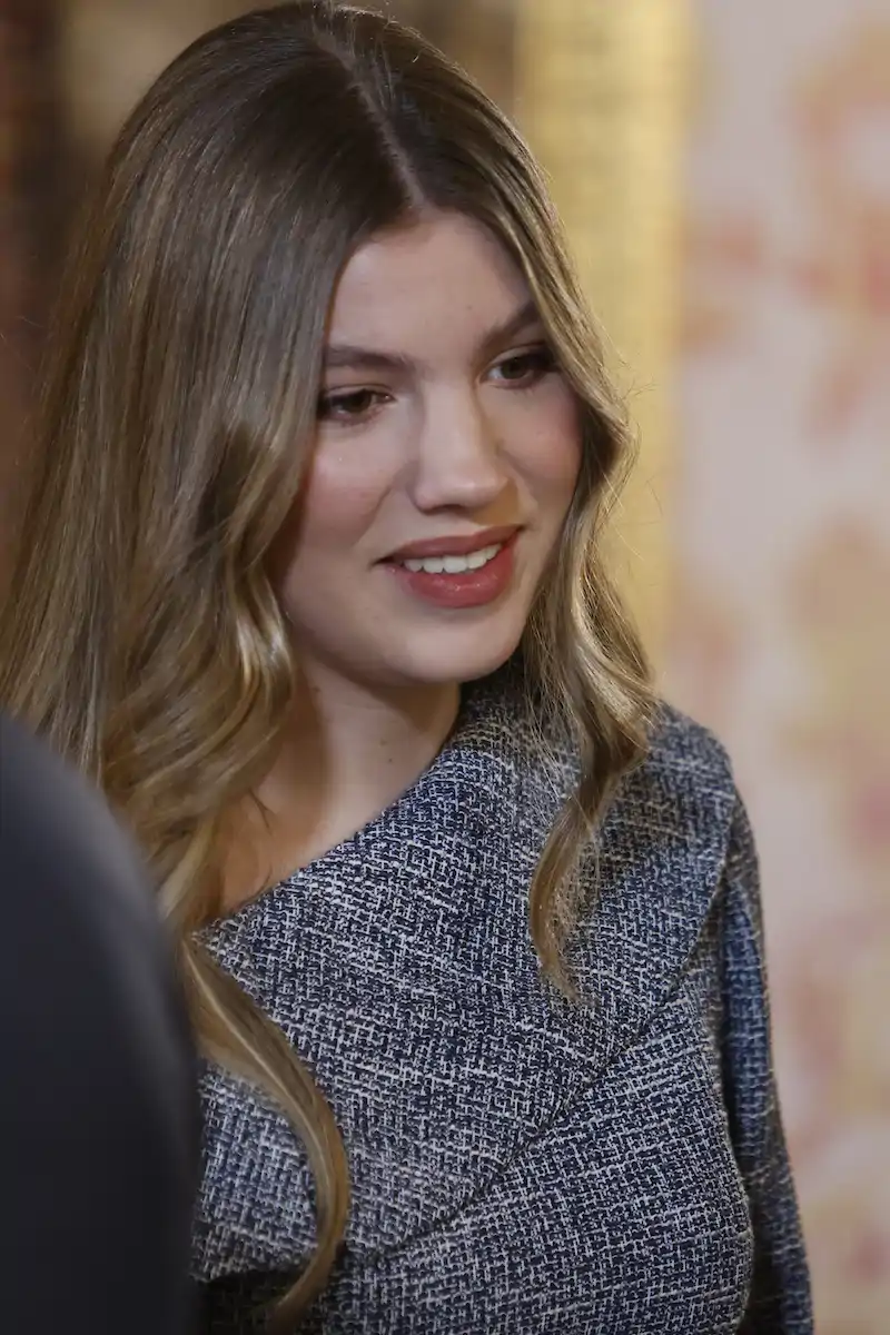 La Infanta Sofía estrena top asimétrico de la firma andaluza favorita de su madre: tweed, 'off ...