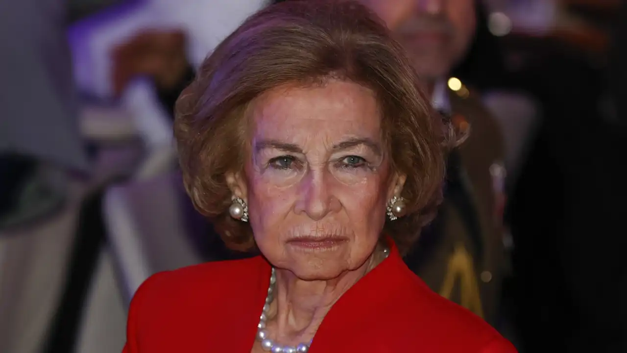 La Reina Sofía arrasa en el Palace con el traje en el color fetiche de ...
