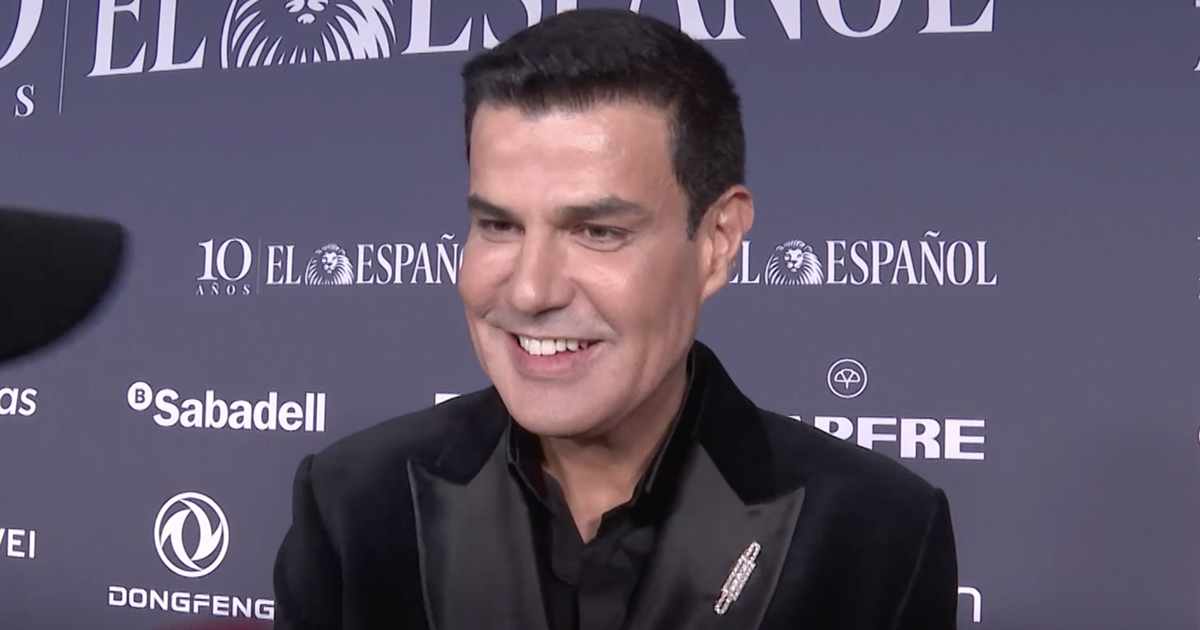 Alejandro de Miguel habla públicamente sobre el look que la Reina Sofía lució en la entrega del ...