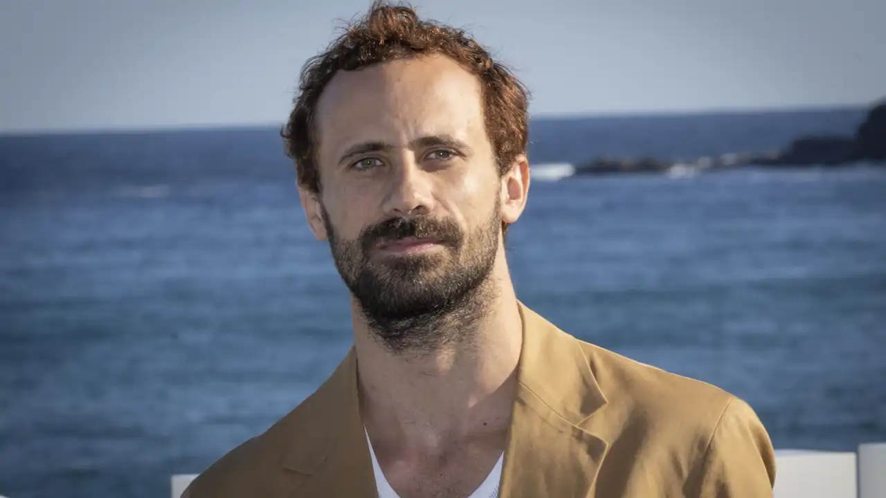 Director teatral y violinista, así son los padres de Oriol Pla, el primer actor español en ganar ...