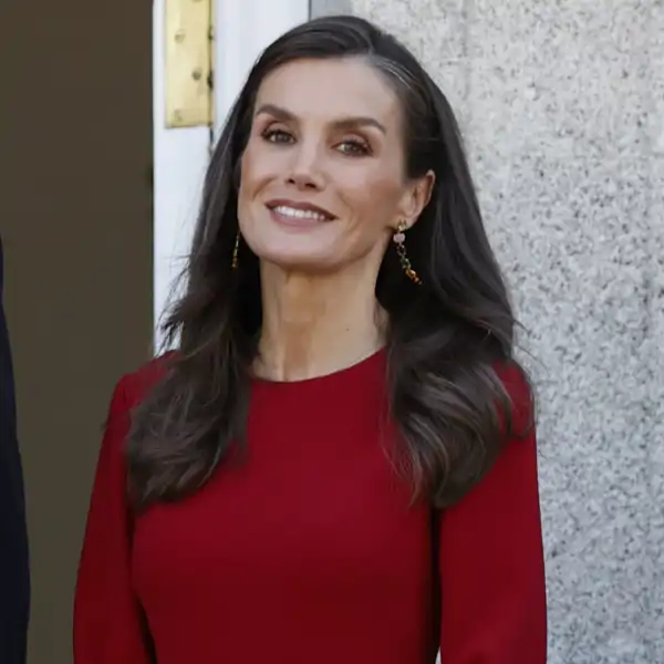 Victoria Federica, a lo Reina Letizia, planta cara al frío con capa ...