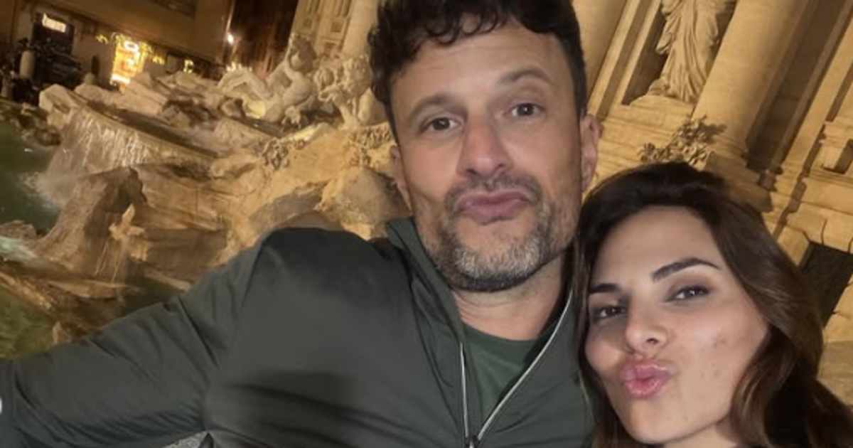 Guillermo, novio de Irene Rosales, muestra la espectacular decoración de su primer árbol de ...