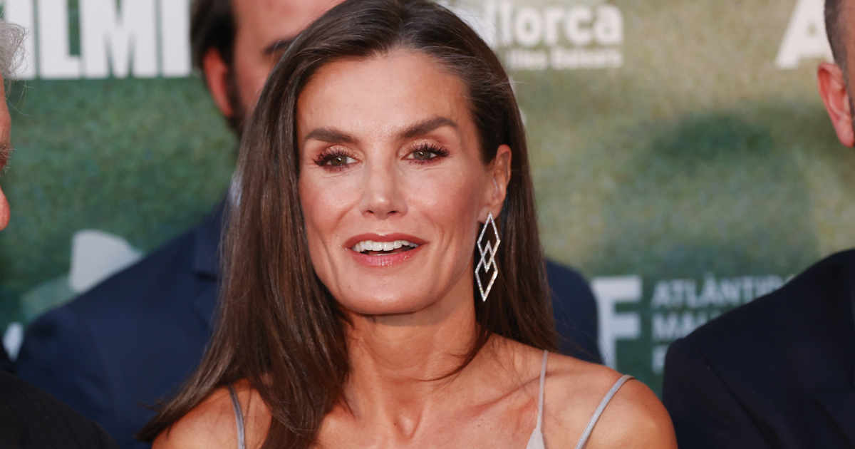 Acaba de llegar a Zara el vestido satinado tendencia para esta Navidad ...