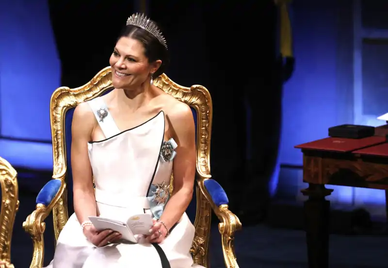 La reina Silvia y la princesa Victoria arrasan en los Premios Nobel con ...