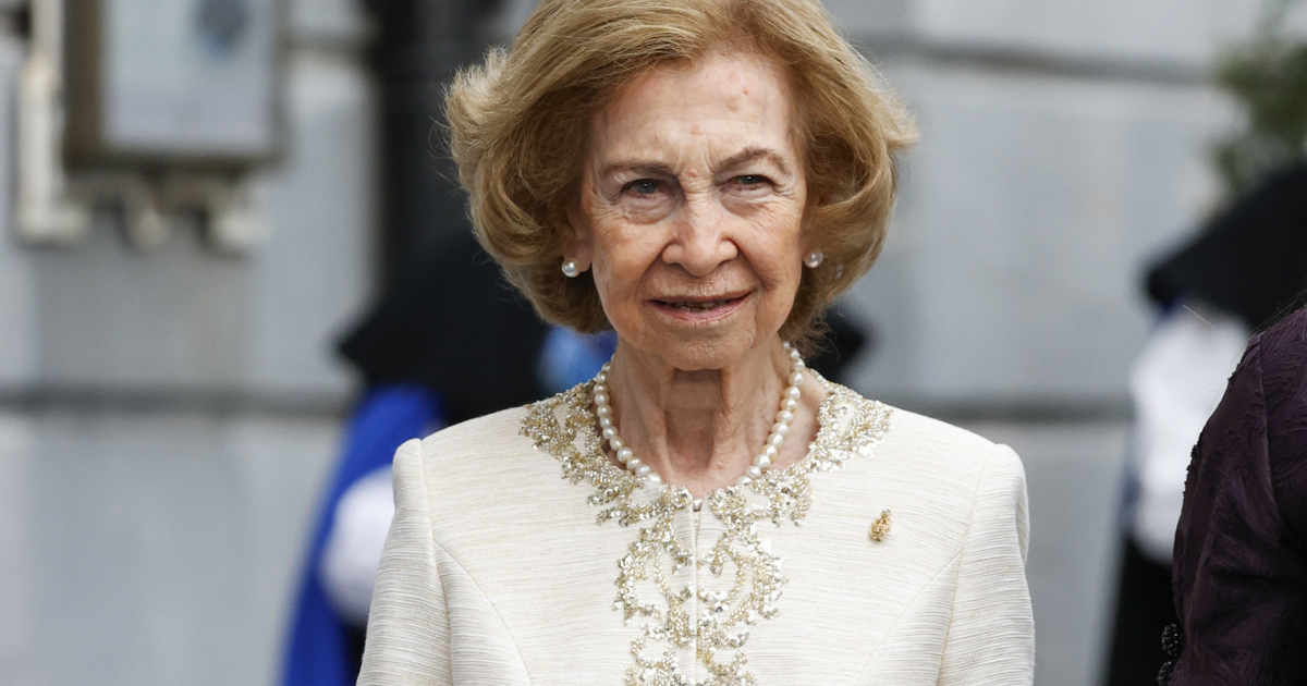 Así ha decorado la Reina Sofía el árbol de Navidad de su casa en Zarzuela: tradicional, con ...