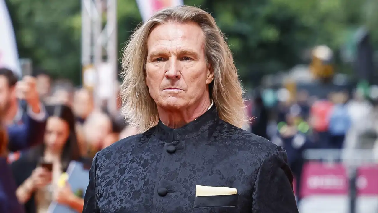 Así es el bohemio salón de Pocholo de su casa de Ibiza: chimenea, sofá azul intenso en forma de ...