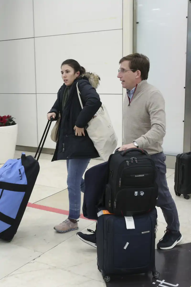 José Luis Martínez-Almeida y Teresa Urquijo regresan a Madrid tras su ...