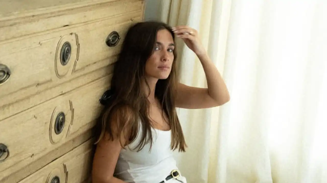 Así es el sofisticado dormitorio de María Pombo: armario con rejillas ...