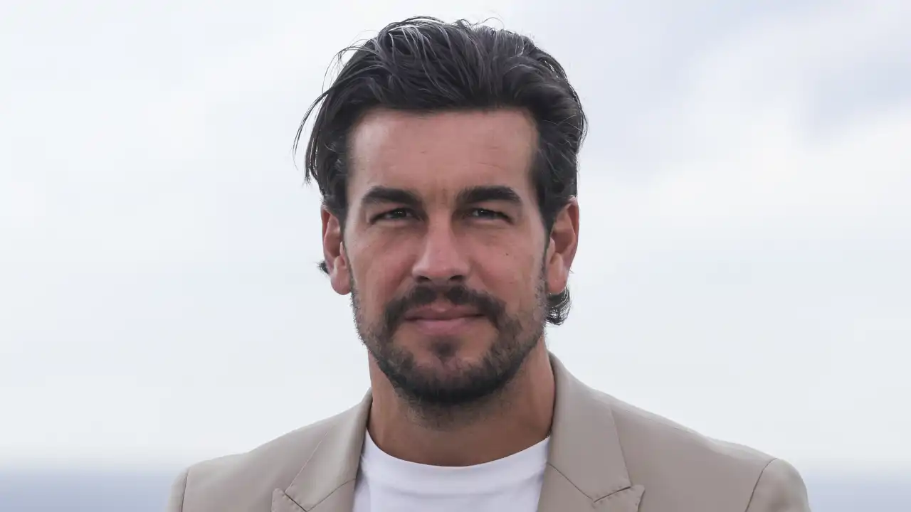 Mario Casas rompe su regla de oro y comparte su primera imagen junto a ...