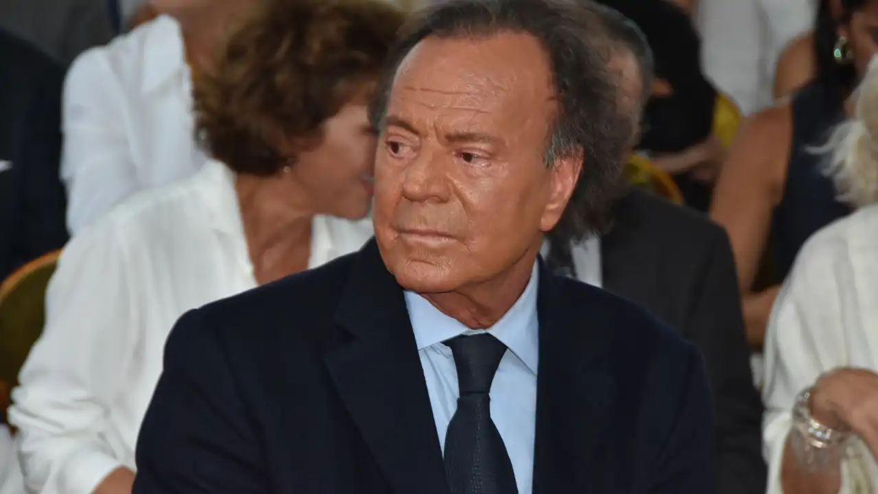 Julio Iglesias, acusado por ex empleadas de supuestas agresiones sexuales