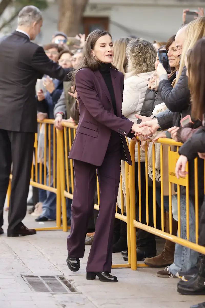 La Reina Letizia abraza el color ciruela con un nuevo impecable dos ...