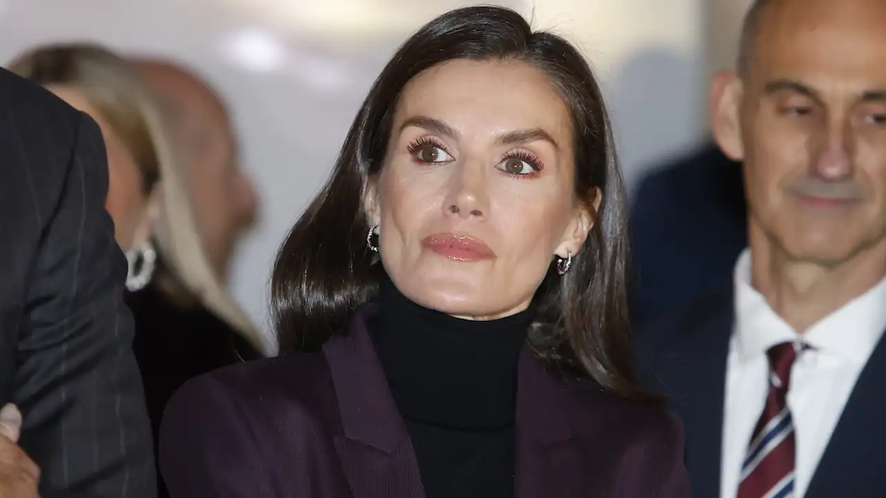 La Reina Letizia abraza el color ciruela con un nuevo impecable dos ...