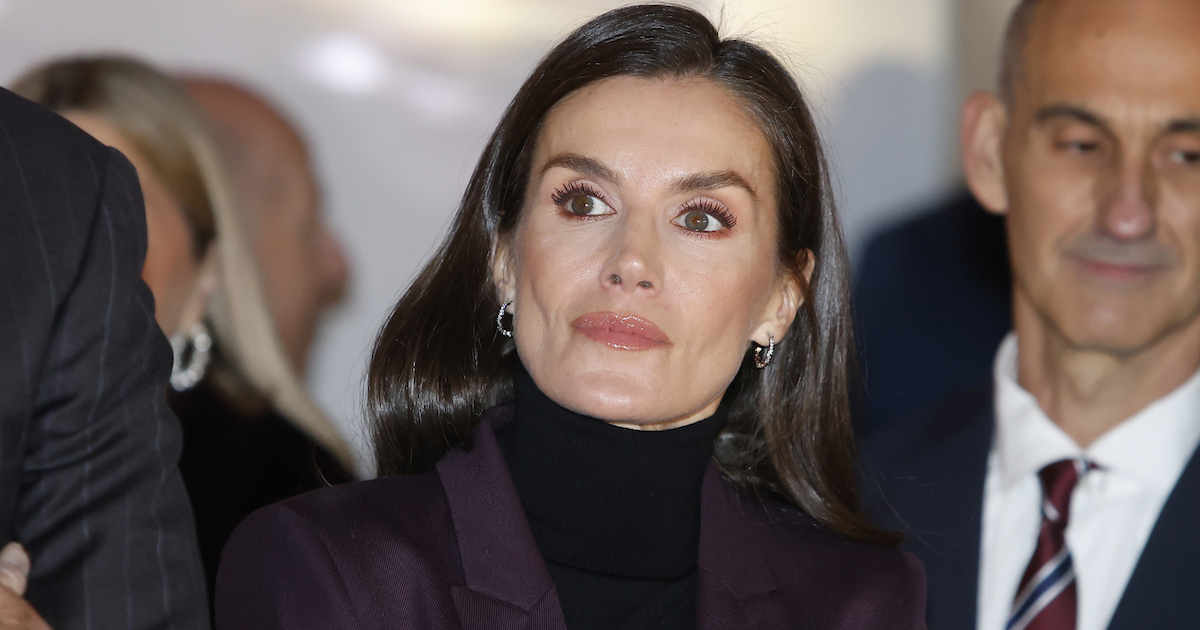 La Reina Letizia abraza el color ciruela con un impecable dos piezas y ...