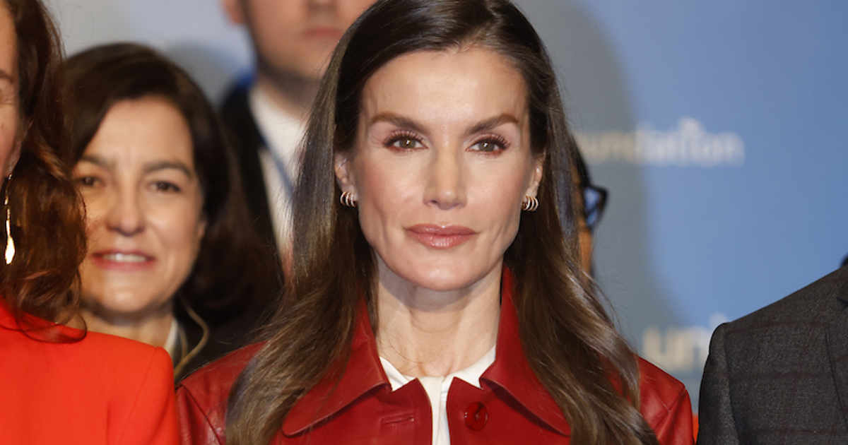 La Reina Letizia hace frente al mal tiempo con la chaqueta de cuero ...