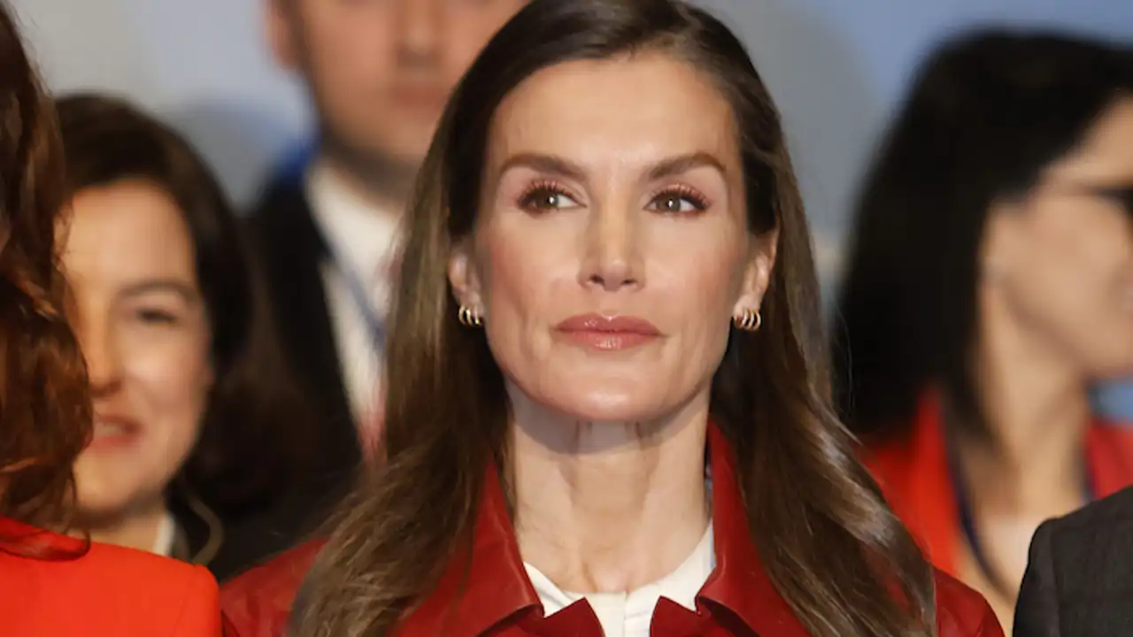 La Reina Letizia hace frente al mal tiempo con la chaqueta de cuero ...