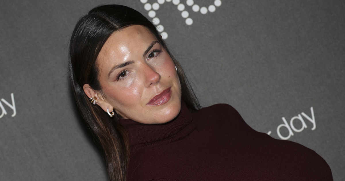 Laura Matamoros encuentra en Parfois la chaqueta de ante marrón ...