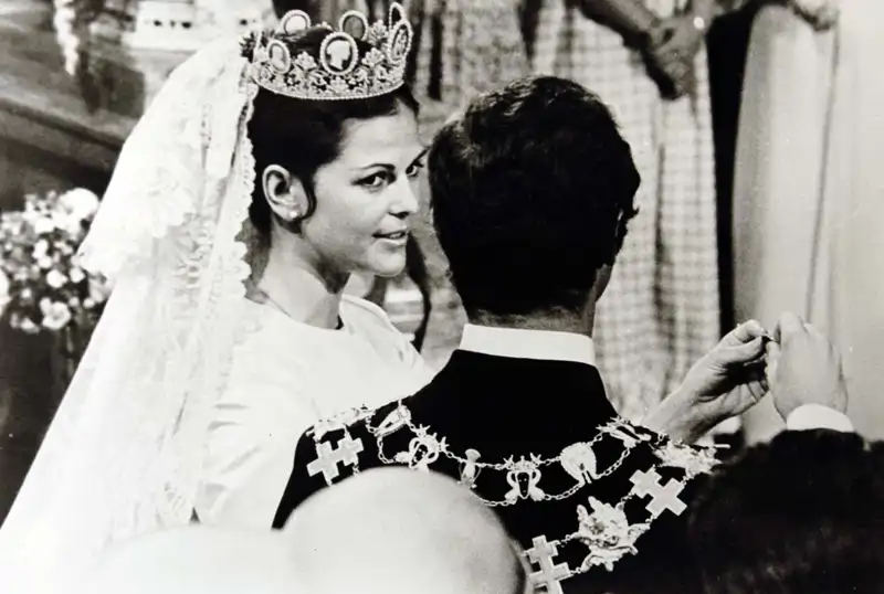 Infancia polémica, infidelidades y dos mujeres clave: el retrato de la ...