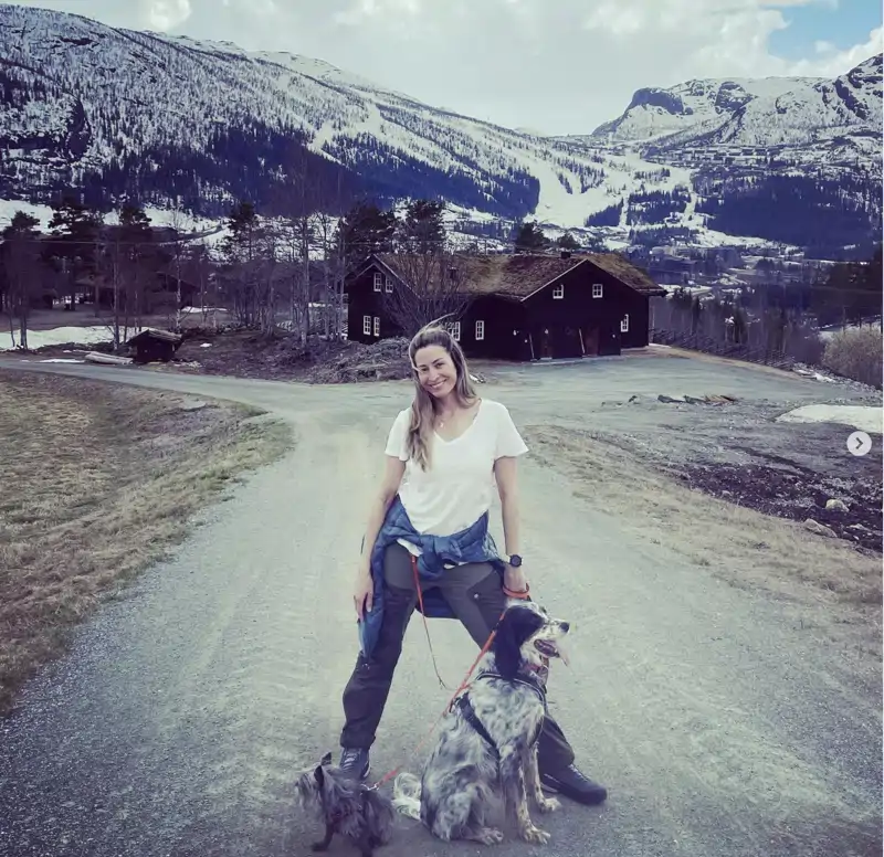 Nos colamos en el sofisticado refugio entre montañas en el que vive ...